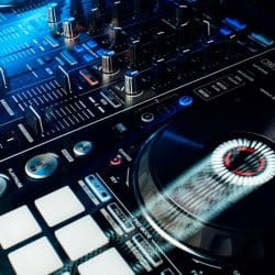 Best Standalone & All-in-One DJ Controllers (No Laptop) 2021 ...